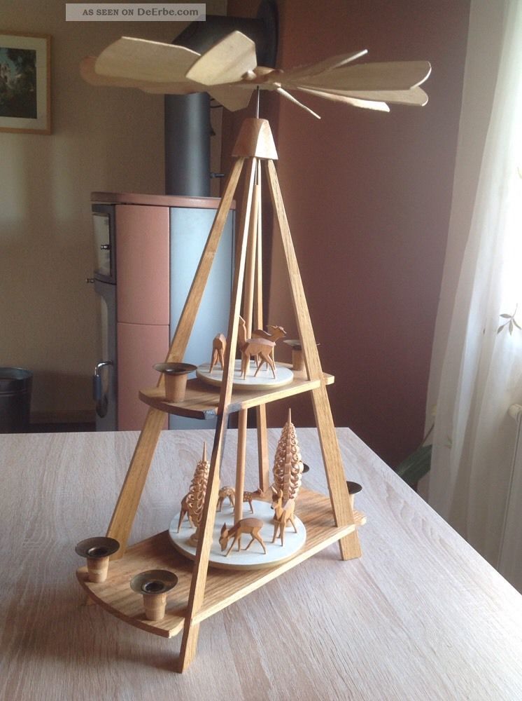 Erzgebirgische Weihnachtspyramide Mit Geschnitzten Figuren Erzgebirgische Weihnachtspyramide Mit Geschnitzten Figuren