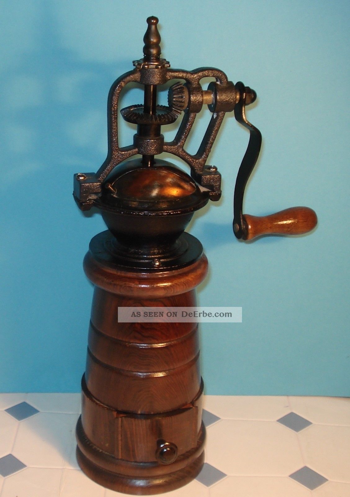 Alte Manuelle KaffeemÜhle Aus Rustikalem Holz Mit Kurbel Aus Schwarzem Guss