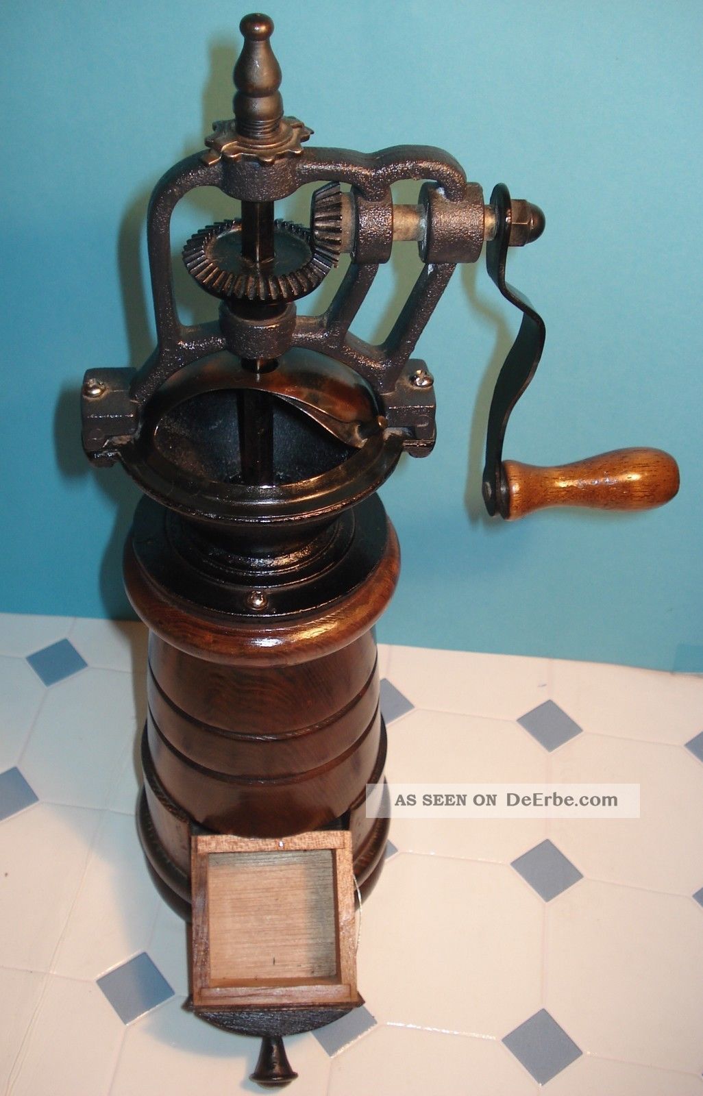 Alte Manuelle KaffeemÜhle Aus Rustikalem Holz Mit Kurbel Aus Schwarzem Guss