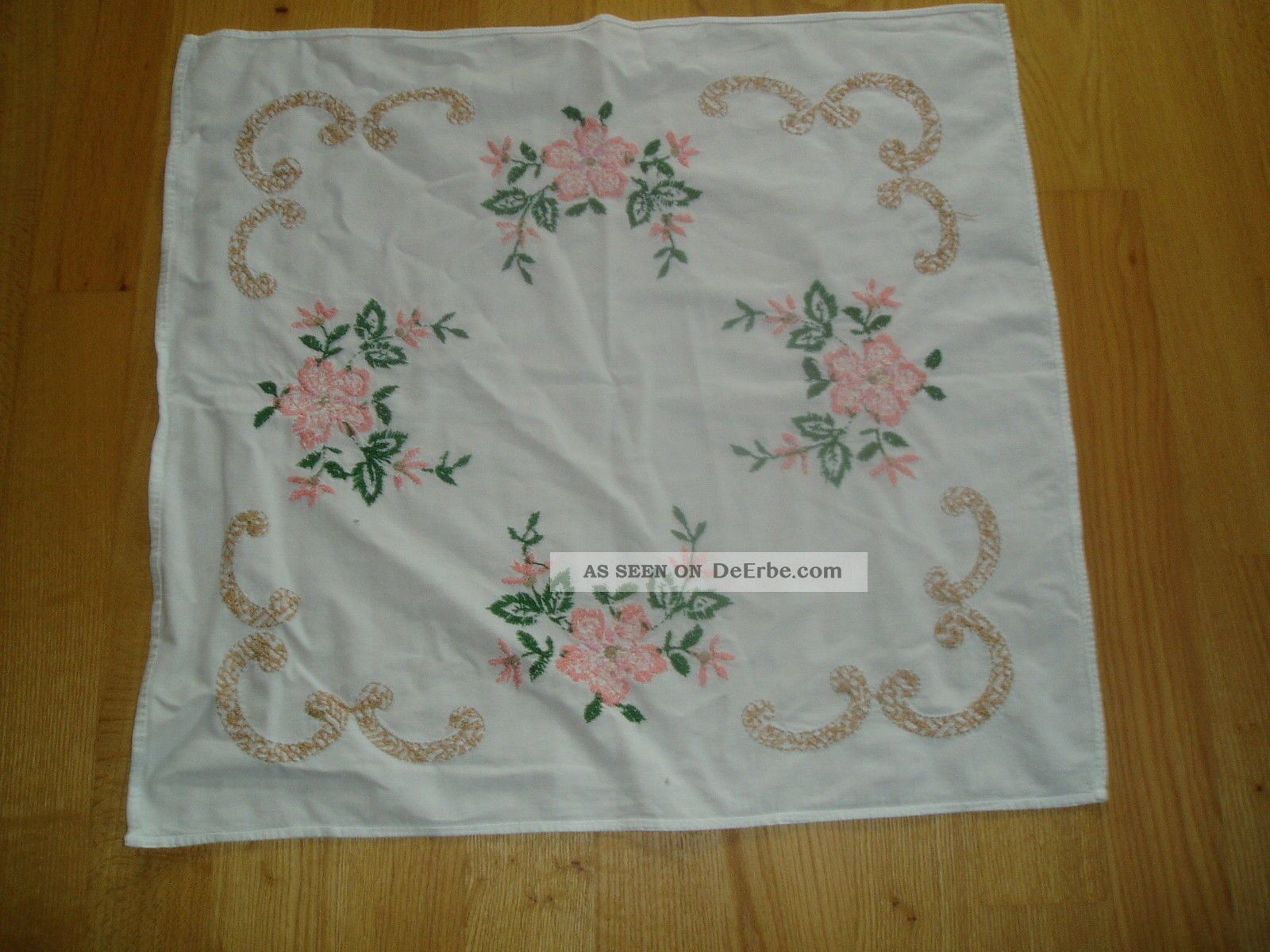 10 Handgestickte Tischdecken