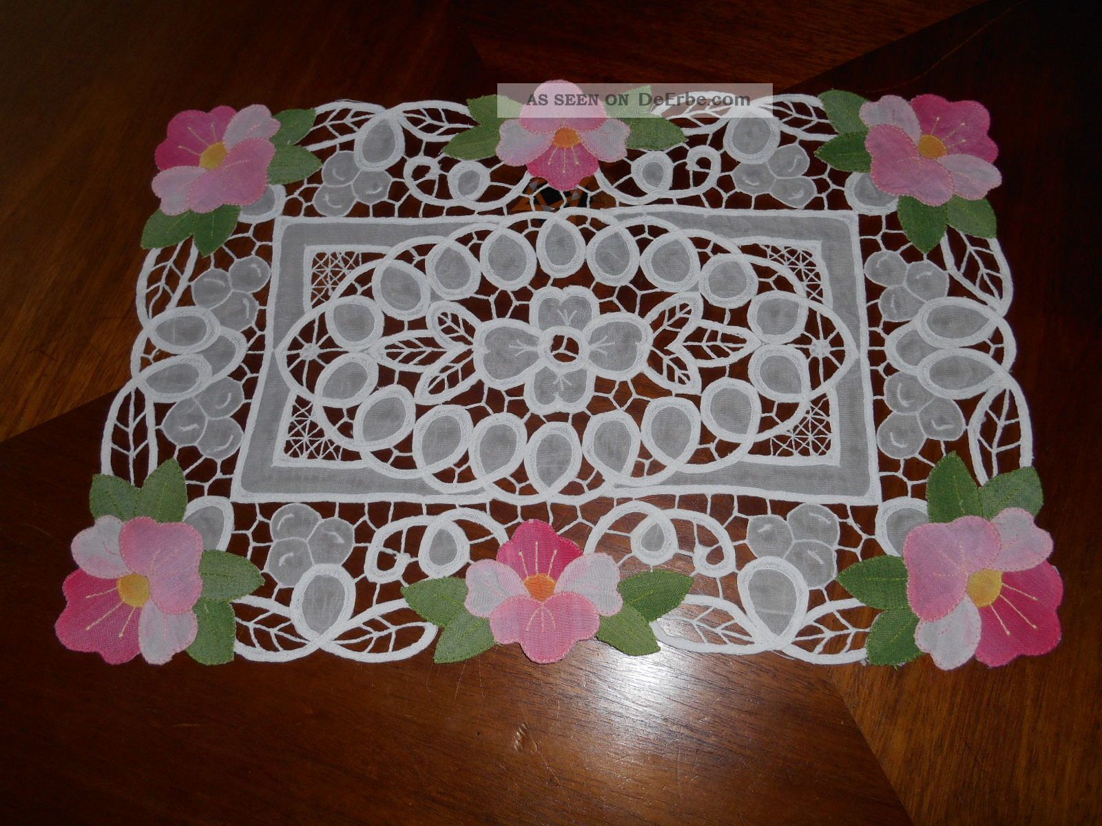 Hübsches, Kleines Deckchen - - Mit Applikationen - Bunte Blumen