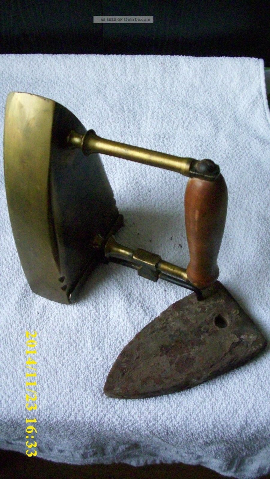 Altes Messing - Bügeleisen Mit Holzgriff Und Heizstein
