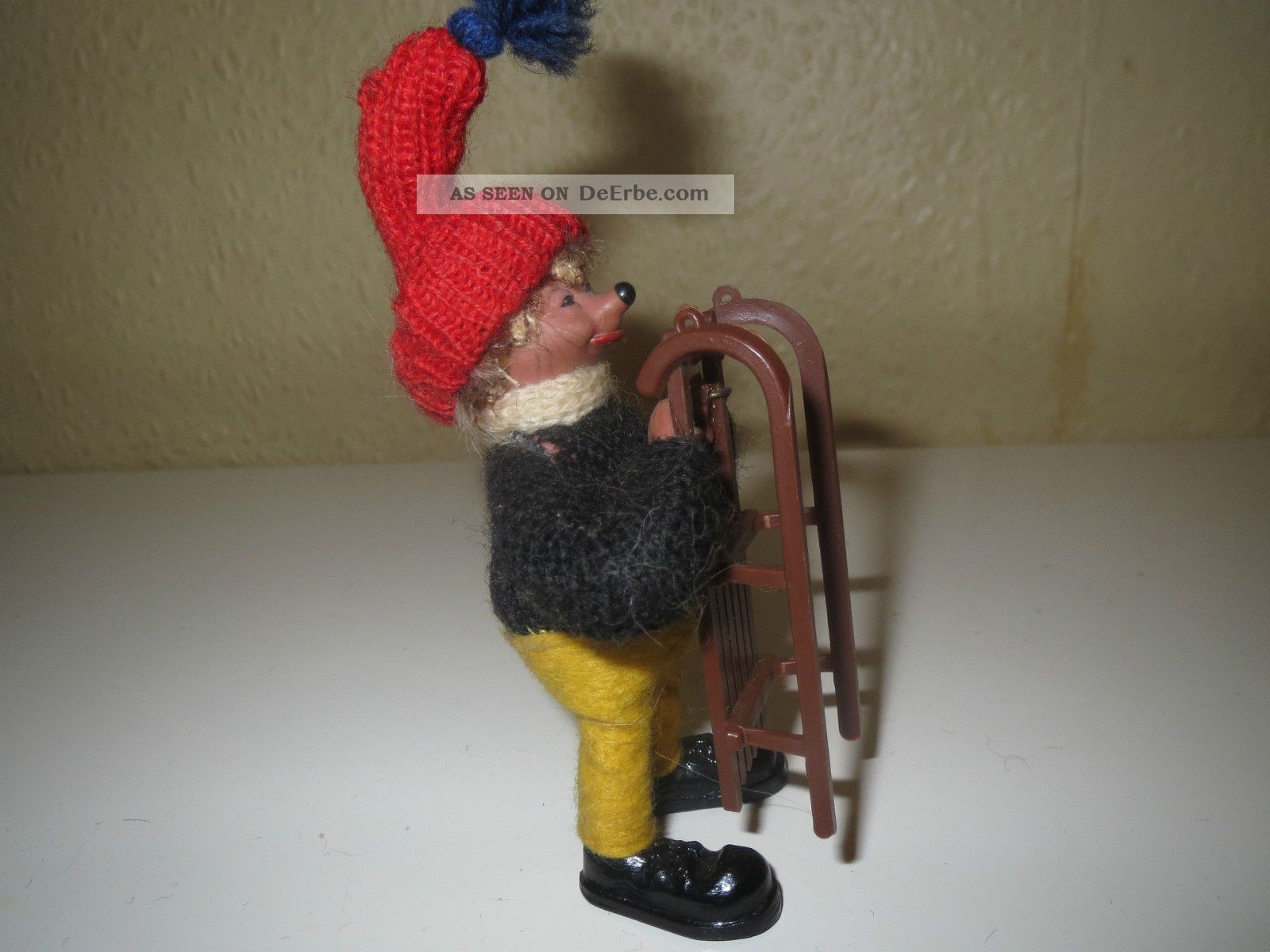 Peter Mecki - Rodler In Winterkleidung Mit Schlitten - 1970