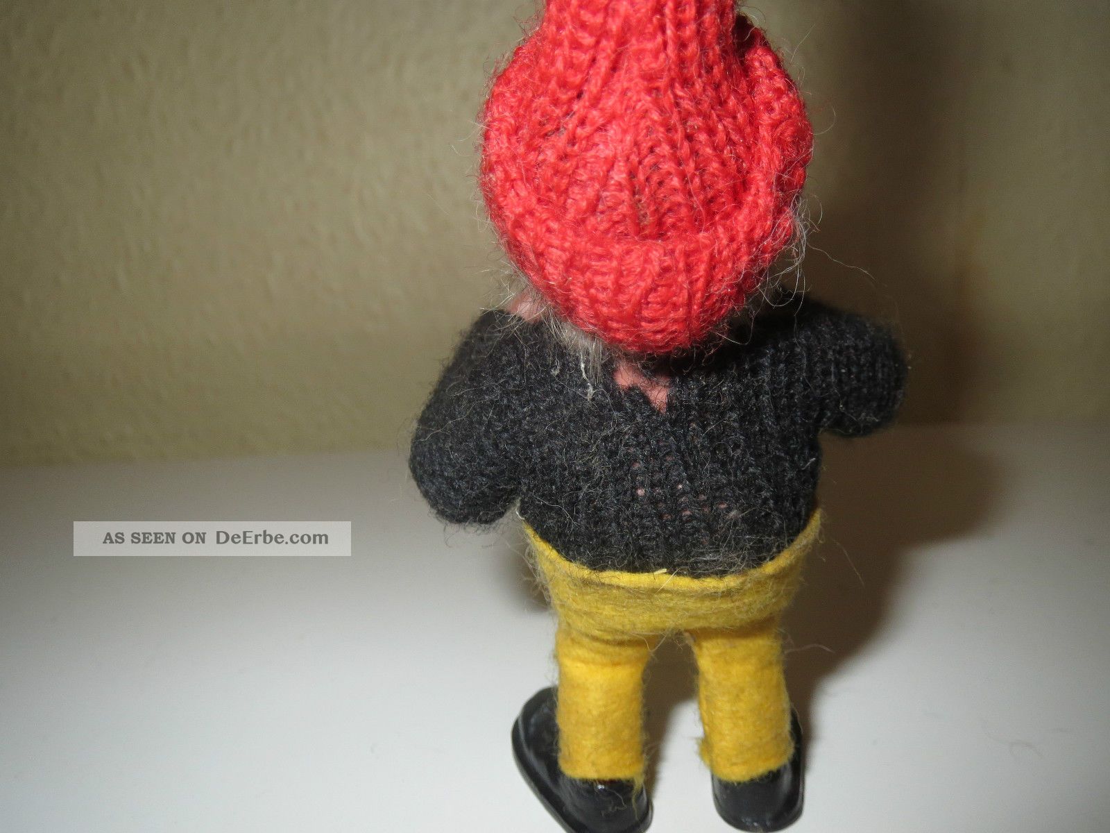 Peter Mecki - Rodler In Winterkleidung Mit Schlitten - 1970